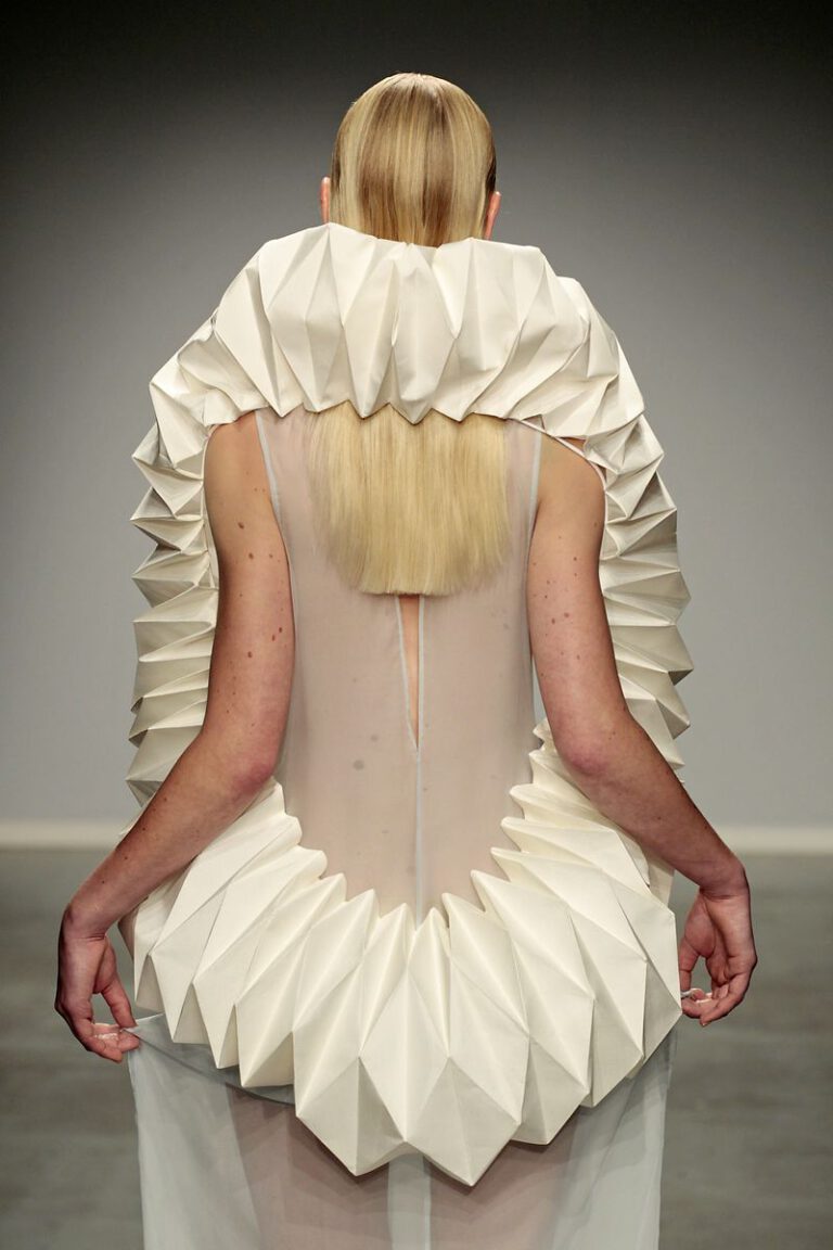 REFLECTIONS IN FACETS: WINDE RIENSTRA – ZootMagazine